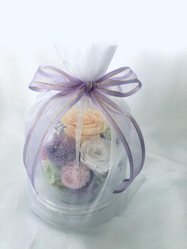 プリザーブドフラワードームの中に咲くクリーム色の薔薇とダリア（ラッピング付き） | iichi ハンドメイド・クラフト作品・手仕事品の通販