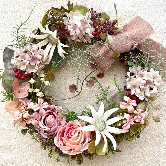くすみピンク＊薔薇とフランネルフラワーのリボンリース | iichi ハンドメイド・クラフト作品・手仕事品の通販