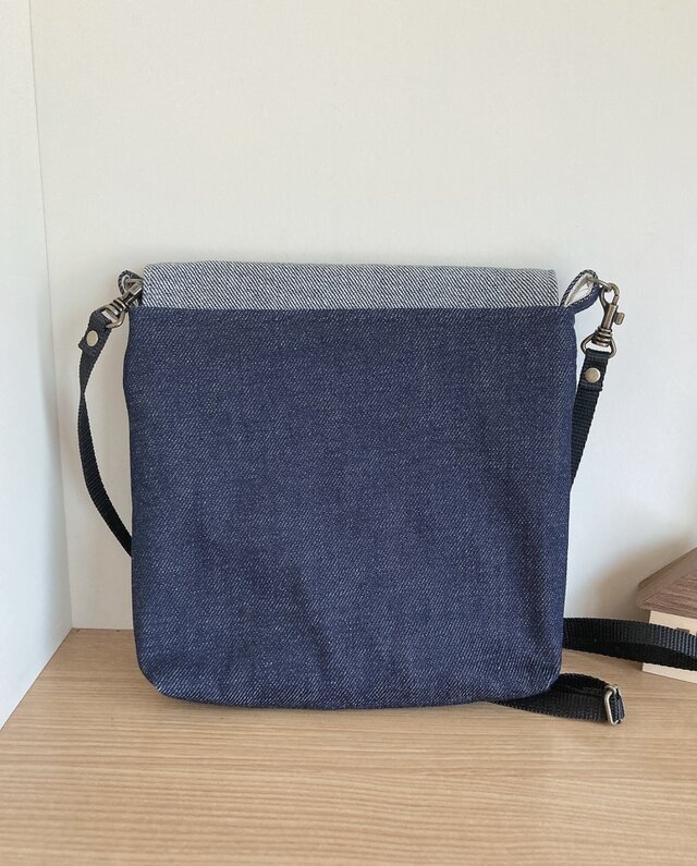便利なポケットいっぱいふた付きショルダーバッグ（デニム） | iichi 日々の暮らしを心地よくするハンドメイドやアンティークのマーケットプレイス