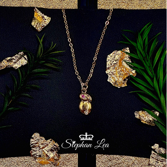 Stephan Lea アレルギー対応 〜干支うさぎピンクアイキュービックジルコニアゴールドネックレス | iichi ハンドメイド・クラフト作品・手仕事品の通販