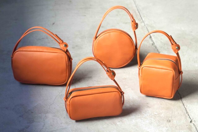 高貴なORANGE-CAMEL ：2WAY機能ポシェット 内装キーホルダー付き・ポケット機能充実しています。 | iichi 日々の暮らしを心地よくするハンドメイドやアンティークのマーケットプレイス