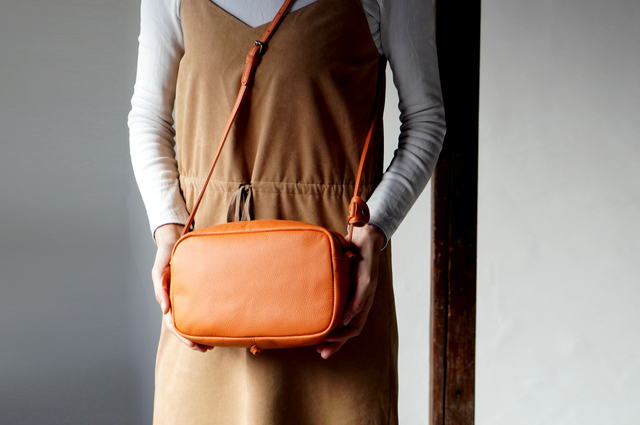 高貴なORANGE-CAMEL ・2WAY機能ポシェットLサイズ 内装キーホルダー付きいます。 | iichi 日々の暮らしを心地よくするハンドメイドやアンティークのマーケットプレイス