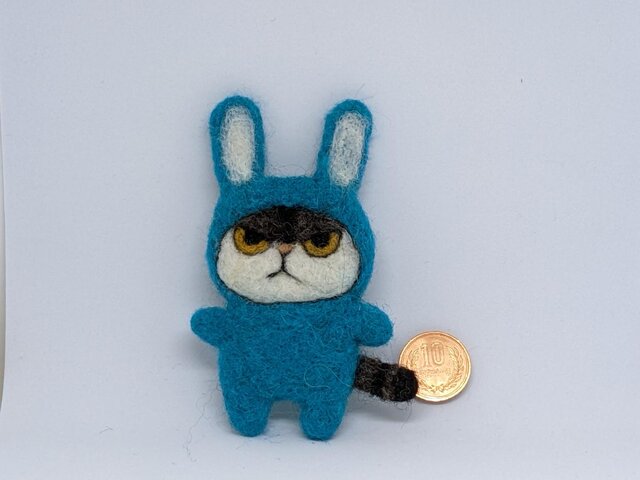 ブローチ ウサギの着ぐるみ※チャペ全身くすんだ緑 | iichi ハンドメイド・クラフト作品・手仕事品の通販