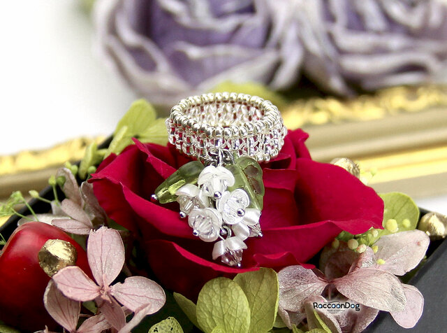 小花揺れる8花のリング【白花アクリルベルフラワー/プレシオサ/チェコリーフ ビーズリング】《ビーズアクセサリー》 | iichi ハンドメイド・クラフト作品・手仕事品の通販