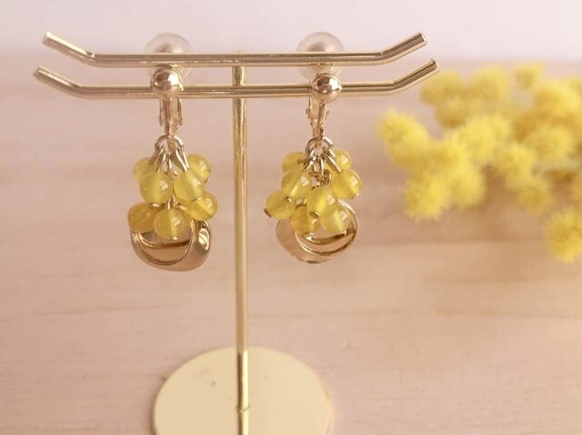 *Always*揺れるミモザのイエローイヤリング（ピアス） | iichi ハンドメイド・クラフト作品・手仕事品の通販