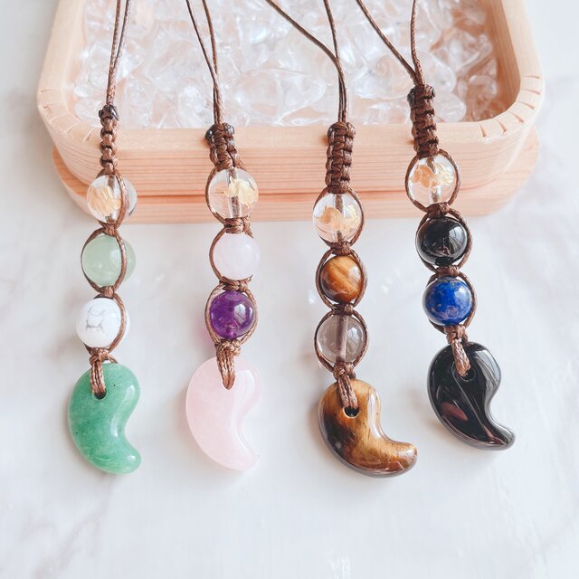 【1点限定！2023年 卯年 招福 邪気払い】 うさぎ金彫水晶 オニキス勾玉 ラピスラズリ 天然石 ストラップ | iichi ハンドメイド・クラフト作品・手仕事品の通販