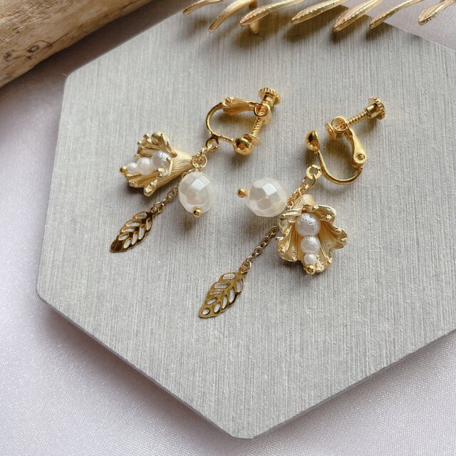 華の3連パールと揺れるreefのイヤリング | iichi ハンドメイド・クラフト作品・手仕事品の通販