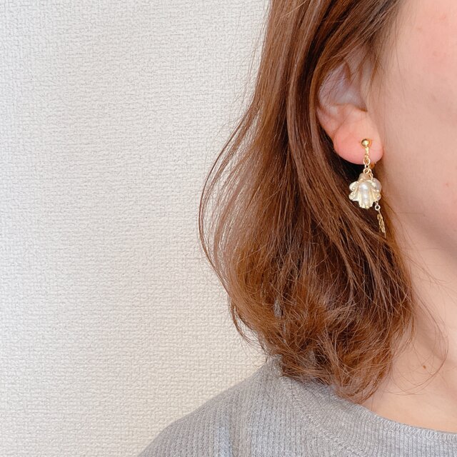 華の3連パールと揺れるreefのイヤリング | iichi ハンドメイド・クラフト作品・手仕事品の通販