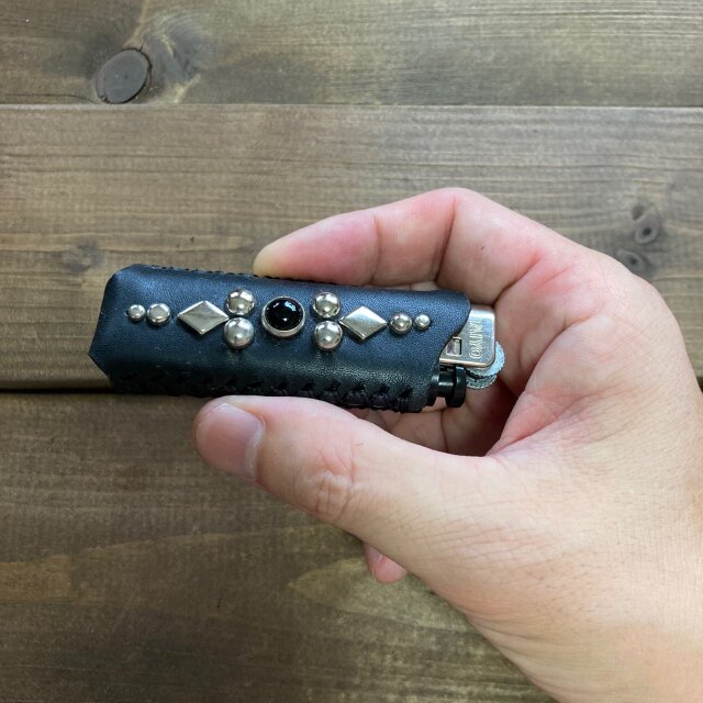 ライターカバーtype-3カスタム（ブラック×ブラック・スタッズver.） | iichi ハンドメイド・クラフト作品・手仕事品の通販