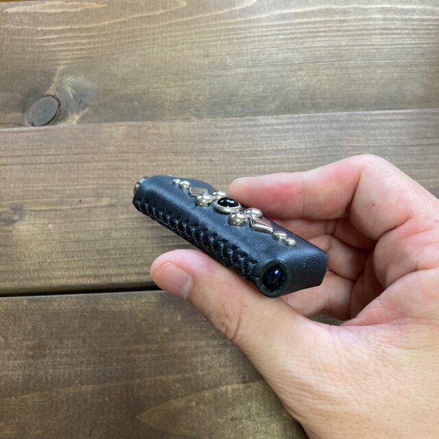 ライターカバーtype-3カスタム（ブラック×ブラック・スタッズver.） | iichi ハンドメイド・クラフト作品・手仕事品の通販