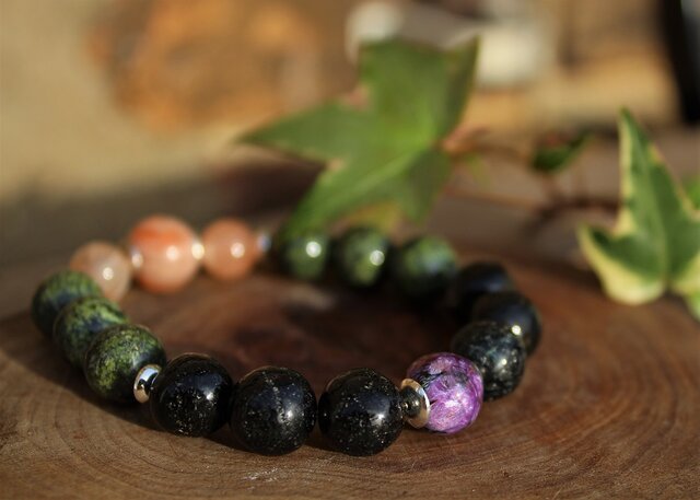リウマチなどの痛み、不眠に良いブレスレット | iichi 日々の暮らしを心地よくするハンドメイドやアンティークのマーケットプレイス