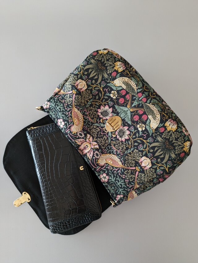 ショルダーバッグ 【ブラック】いちご泥棒 ウィリアムモリス フラップショルダーバッグ 肩掛けバッグ | iichi ハンドメイド・クラフト作品・手仕事品の通販