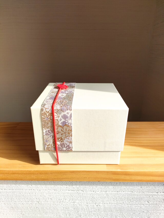 新年アレンジメント お年賀 ピンポン菊紅白 和風モダン お洒落 ギフトBOX | iichi ハンドメイド・クラフト作品・手仕事品の通販