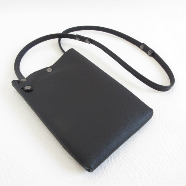 《牛革》ちょっと大き目・2WAY～ミニサコッシュ・ブラックシュリンク・093 | iichi ハンドメイド・クラフト作品・手仕事品の通販