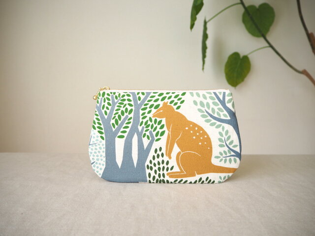 ラウンドポーチ 「forest」カンガルー | iichi 日々の暮らしを心地よくするハンドメイドやアンティークのマーケットプレイス