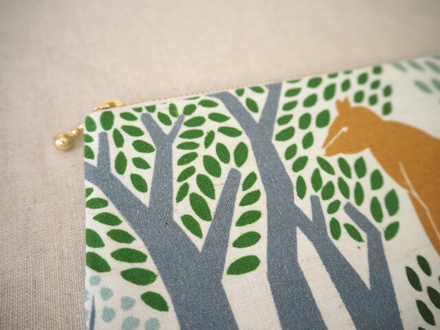 ラウンドポーチ 「forest」カンガルー | iichi 日々の暮らしを心地よくするハンドメイドやアンティークのマーケットプレイス