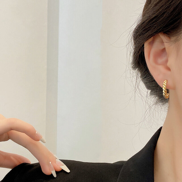 ピアス シンプル レディース 18金 ゴールド 金属アレルギー対応 サージカルステンレス316L ツイスト 仕事 プレゼント | iichi ハンドメイド・クラフト作品・手仕事品の通販