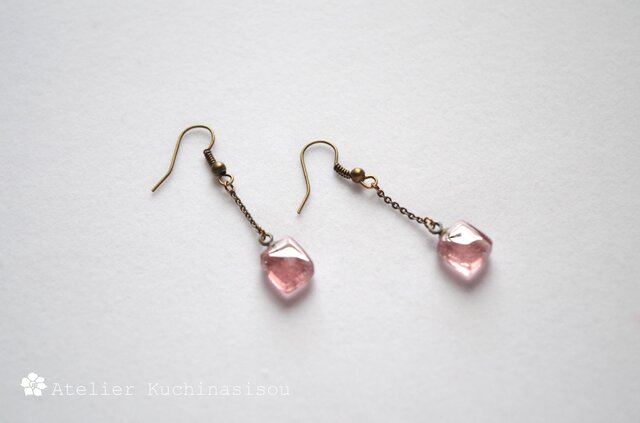 [long ver.]ガラスのスクエアピアス〈ローズモーヴ〉 〈金古美〉 | iichi ハンドメイド・クラフト作品・手仕事品の通販