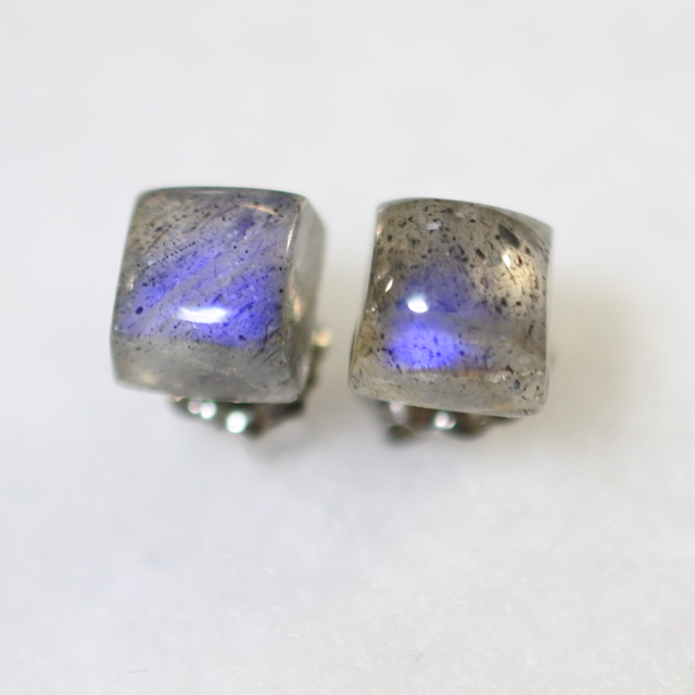 （1点もの・アウトレット）スクエアラブラドライトのスタッドピアス（6mm・チタンポスト） | iichi ハンドメイド・クラフト作品・手仕事品の通販