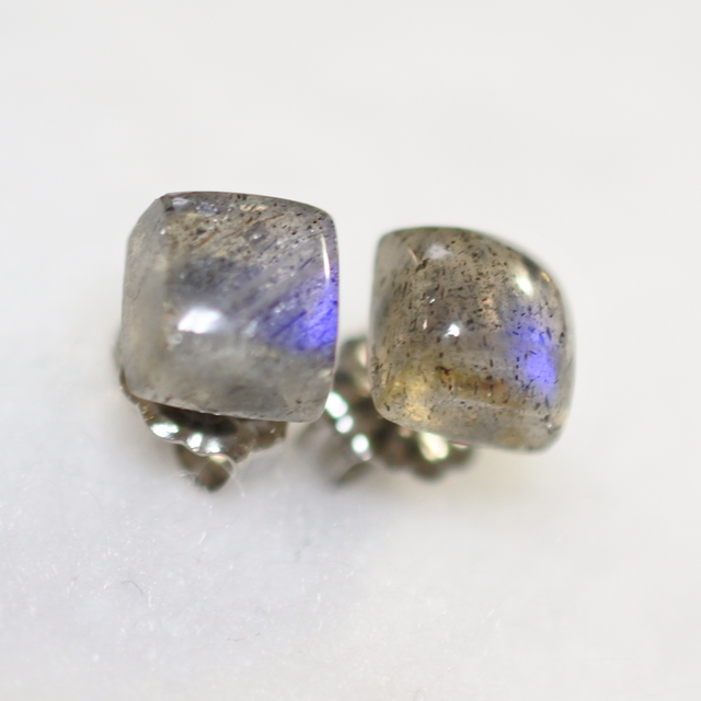 （1点もの・アウトレット）スクエアラブラドライトのスタッドピアス（6mm・チタンポスト） | iichi ハンドメイド・クラフト作品・手仕事品の通販