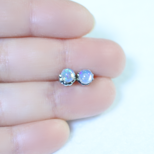 （1点もの）プレシャスオパールのスタッドピアス（5mm・チタンポスト） | iichi ハンドメイド・クラフト作品・手仕事品の通販