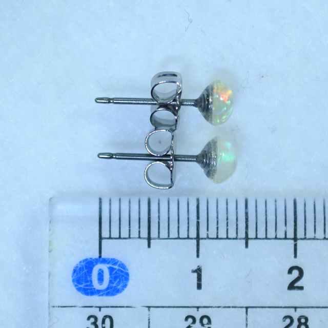 （1点もの）プレシャスオパールのスタッドピアス（5mm・チタンポスト） | iichi ハンドメイド・クラフト作品・手仕事品の通販