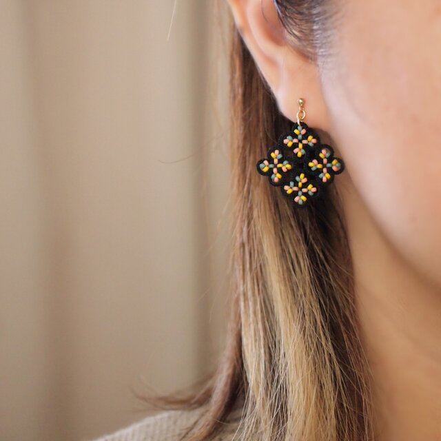 タティングレース 14kgf beads four leaves (noir × mix beads) 受注制作 | iichi ハンドメイド・クラフト作品・手仕事品の通販