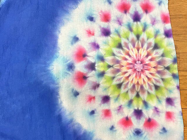 タイダイ染め ゆったりワンピース 深みのある紺藍色に幻想的な大曼荼羅 Hippies Dye最新作 HD18-50 | iichi 日々の暮らしを心地よくするハンドメイドやアンティークの ...