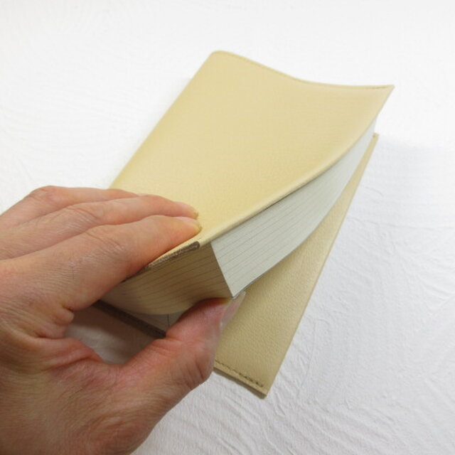《ピッグスキン》文庫本サイズ・アイボリー・一枚革のブックカバー・0423 | iichi ハンドメイド・クラフト作品・手仕事品の通販