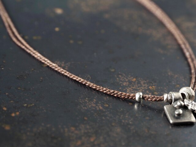 インド・オールドシルバー カレンシルバー 編み紐ダブルペンダント | iichi 日々の暮らしを心地よくするハンドメイドやアンティークのマーケットプレイス