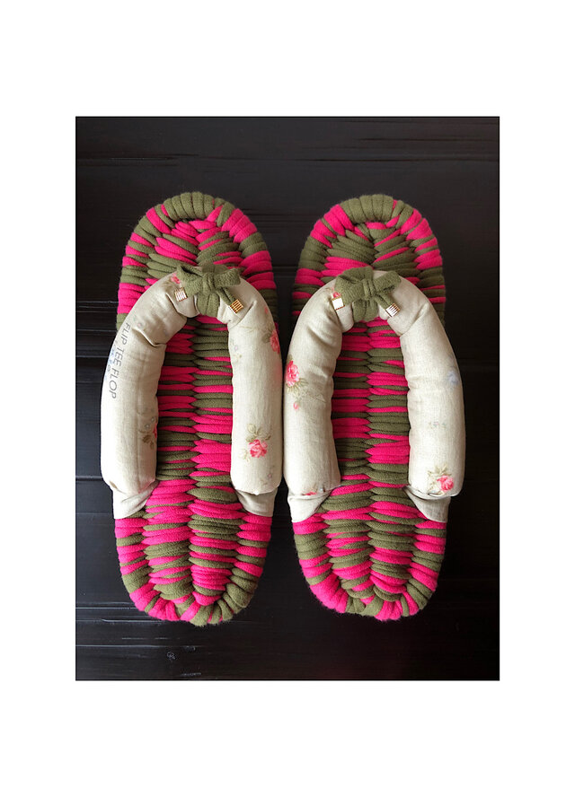 No.122【FLIP TEE FLOP】24cm 上質なJonoJonoを使った布ぞうり チェリーピンク オリーブ 花柄 | iichi ハンドメイド・クラフト作品・手仕事品の通販