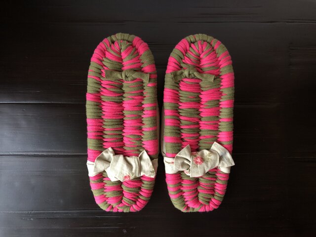 No.122【FLIP TEE FLOP】24cm 上質なJonoJonoを使った布ぞうり チェリーピンク オリーブ 花柄 | iichi ハンドメイド・クラフト作品・手仕事品の通販