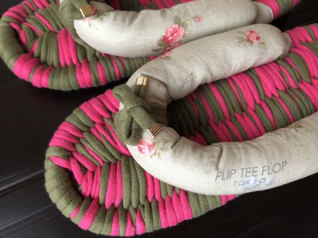 No.122【FLIP TEE FLOP】24cm 上質なJonoJonoを使った布ぞうり チェリーピンク オリーブ 花柄 | iichi ハンドメイド・クラフト作品・手仕事品の通販