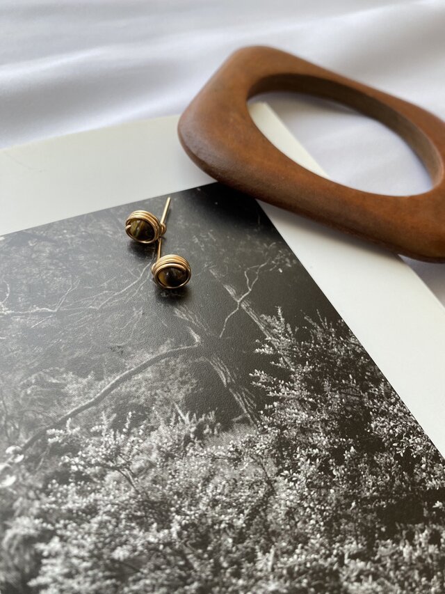 タイガーアイワイヤーラップピアス 小粒約6mm | iichi ハンドメイド・クラフト作品・手仕事品の通販