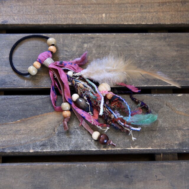 フェザーのゴム飾り | iichi ハンドメイド・クラフト作品・手仕事品の通販
