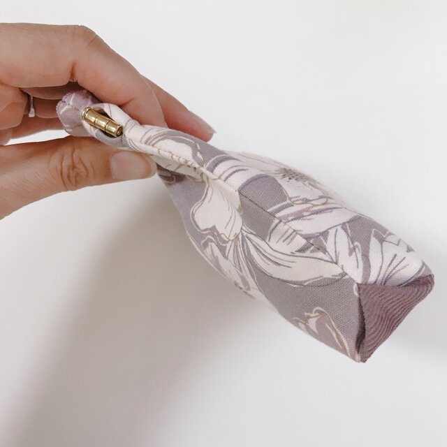 cotton flower fabric くすみパープル系 三角マチのバネ口ポーチ 12cm | iichi ハンドメイド・クラフト作品・手仕事品の通販