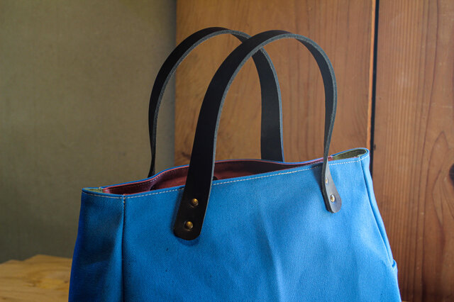 ころんバッグ Mサイズ 8号帆布 ブルー ピンク 裏地まち部分 うぐいす | iichi ハンドメイド・クラフト作品・手仕事品の通販