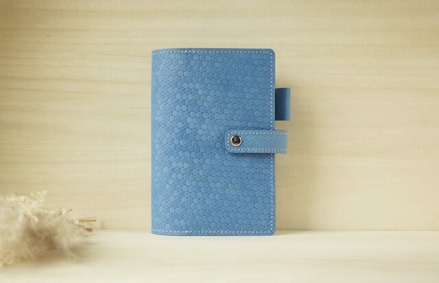 爽やかなナチュラルブルーのスパンコールの型押しが華やかなA6手帳カバー | iichi 日々の暮らしを心地よくするハンドメイドやアンティークのマーケットプレイス