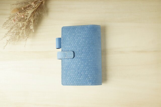 爽やかなナチュラルブルーのスパンコールの型押しが華やかなA6手帳カバー | iichi 日々の暮らしを心地よくするハンドメイドやアンティークのマーケットプレイス