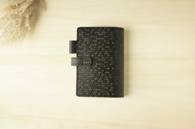 何にでも合う万能の黒色 スパンコールの型押しが華やかなA6手帳カバー | iichi ハンドメイド・クラフト作品・手仕事品の通販