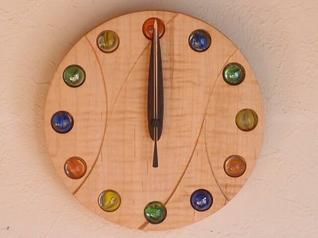 無垢の木の電波置き掛け時計 かえで ビー玉 0002 | iichi ハンドメイド・クラフト作品・手仕事品の通販