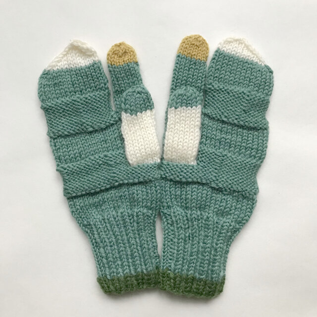 3つに分かれた手ぶくろ 緑ベース×白黄指先 | iichi 日々の暮らしを心地よくするハンドメイドやアンティークのマーケットプレイス