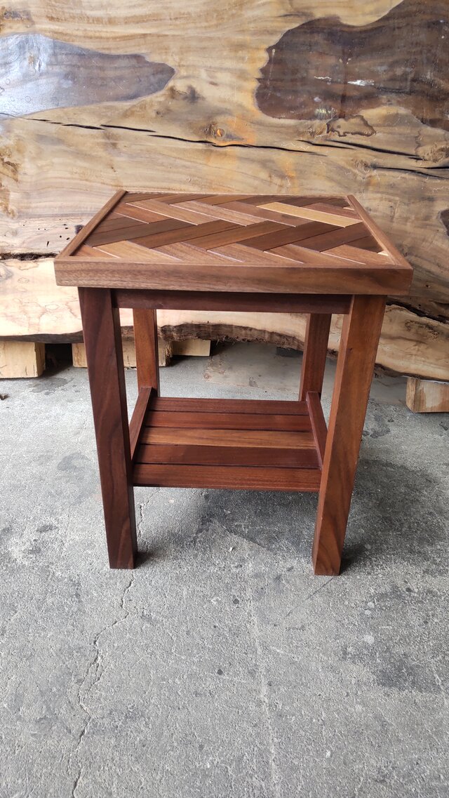 ヘリンボーンのサイドテーブル | iichi ハンドメイド・クラフト作品・手仕事品の通販
