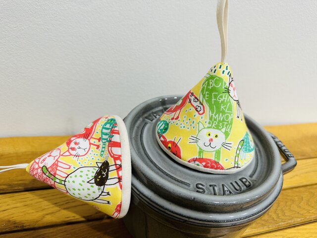 三角鍋つかみ★staub ストウブ ホーロー鍋★ミトン 鍋つかみ ネコ 猫 ねこ cat | iichi ハンドメイド・クラフト作品・手仕事品の通販