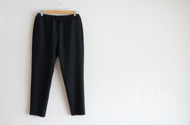 滑らかツイル生地のパンツ ブラック | iichi ハンドメイド・クラフト作品・手仕事品の通販