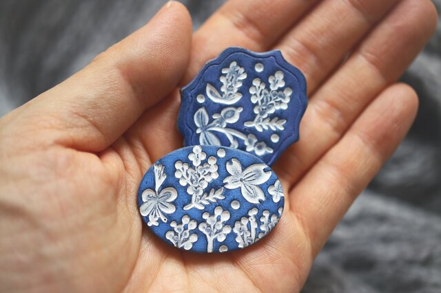 陶土の草花ブローチ : : : 1168 | iichi ハンドメイド・クラフト作品・手仕事品の通販