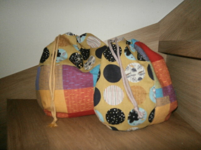 綿麻・2柄プリント・ふっくら大きめパッチの巾着2個 | iichi ハンドメイド・クラフト作品・手仕事品の通販