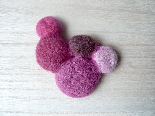 五つのまるブローチ（ピンク） | iichi ハンドメイド・クラフト作品・手仕事品の通販