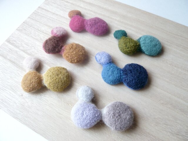 三つのまるブローチ（ペールグレイ） | iichi ハンドメイド・クラフト作品・手仕事品の通販