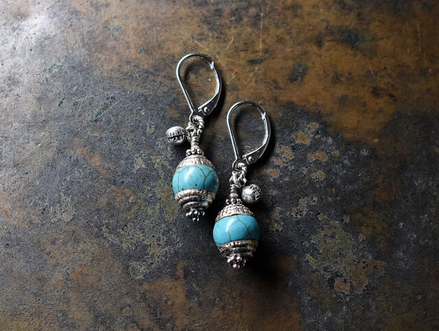 メタル装飾ターコイズカラービーズと小さなインド鈴のピアス | iichi 日々の暮らしを心地よくするハンドメイドやアンティークのマーケットプレイス